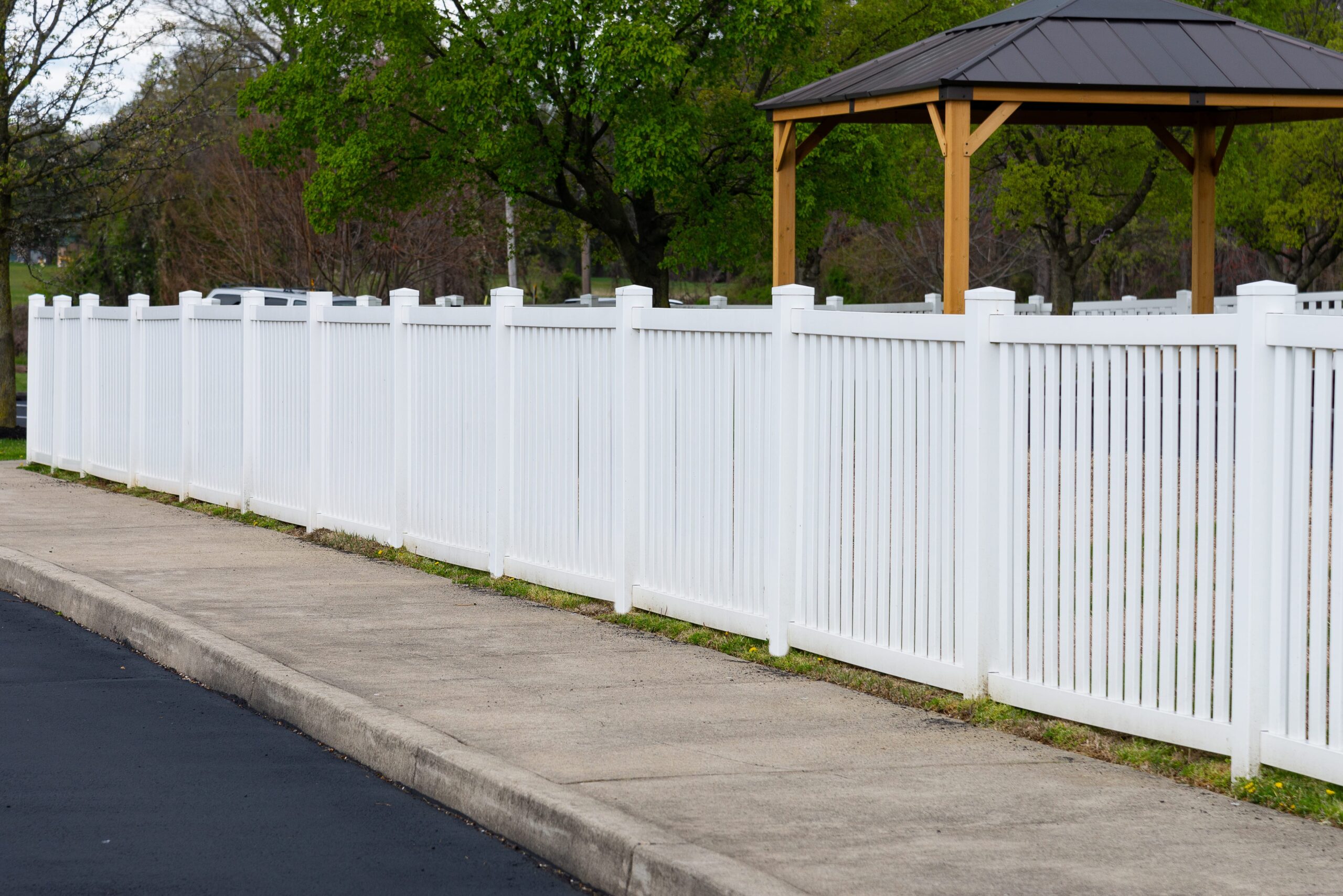 Find the Right Custom Fencing Supplier in Calgary - DLR Vinyl Products Inc