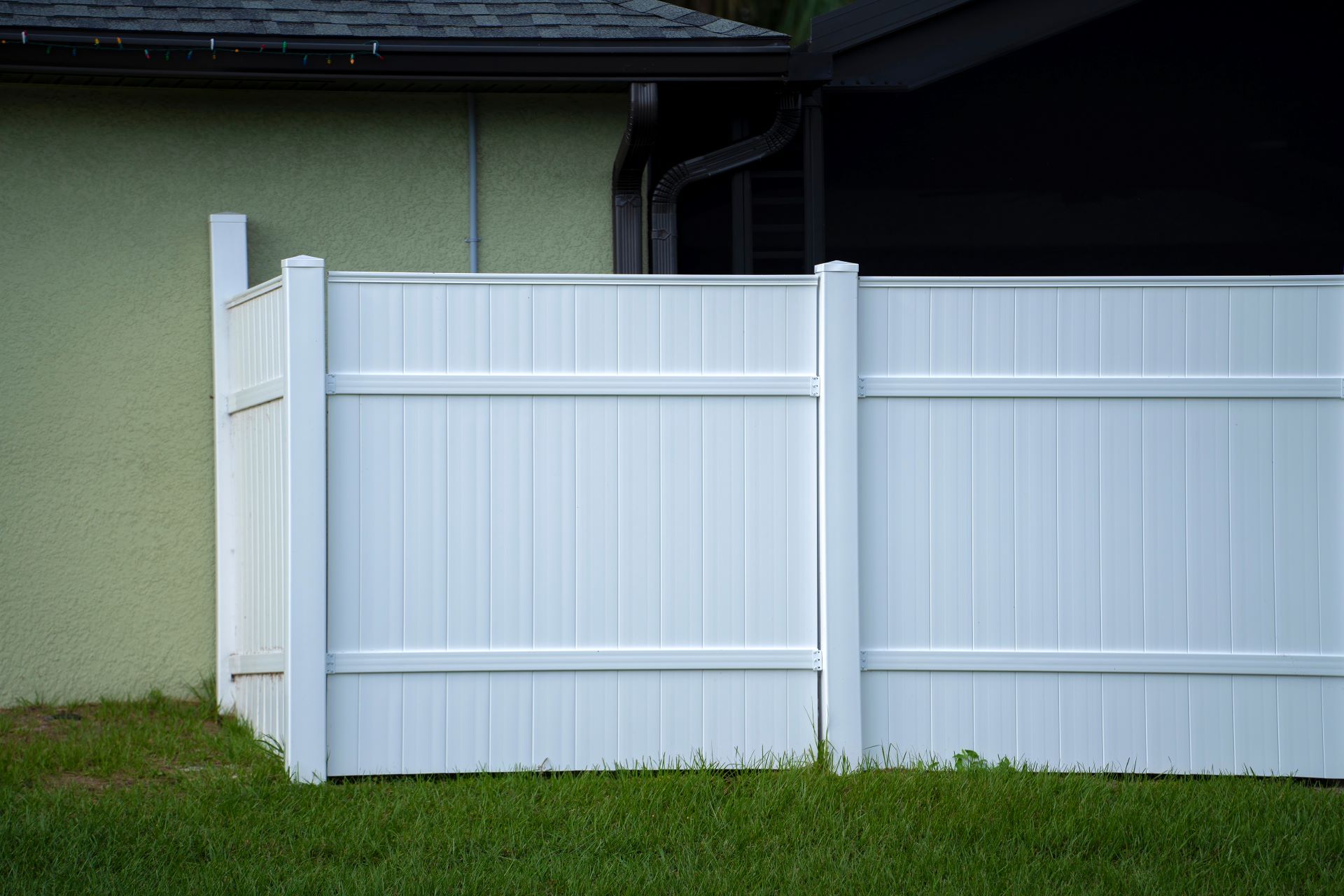 Benefits of Vinyl Fencing for Calgary's Climate - DLR Vinyl Products Inc